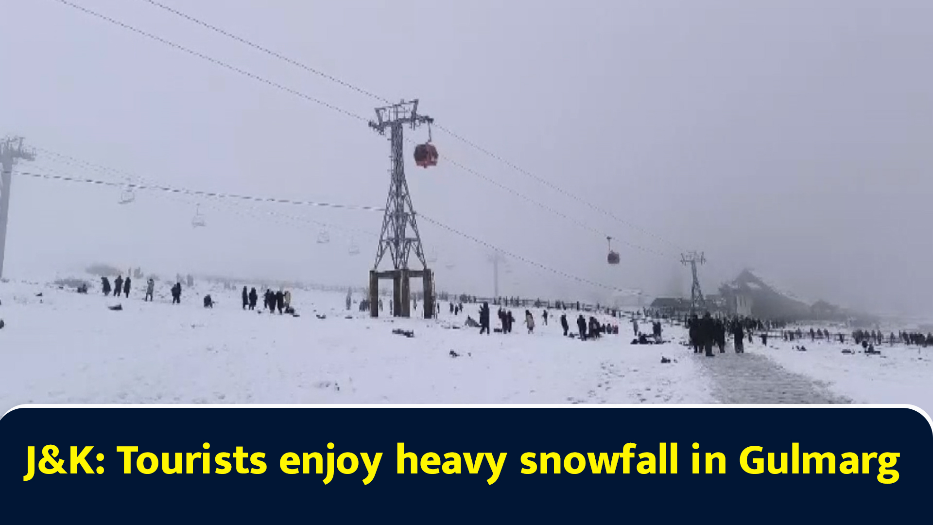Tourists enjoy heavy snowfall in Gulmarg
