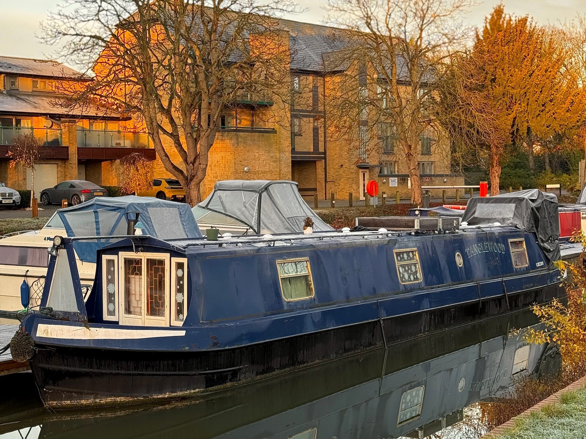 A woman lives in a 50-foot narrowboat she bought for around $40,000. It ...