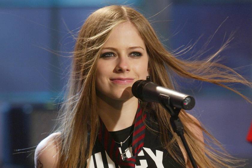 Avril Lavigne a 2000-es évek karcsú énekesnője volt: 41 éves korában ...