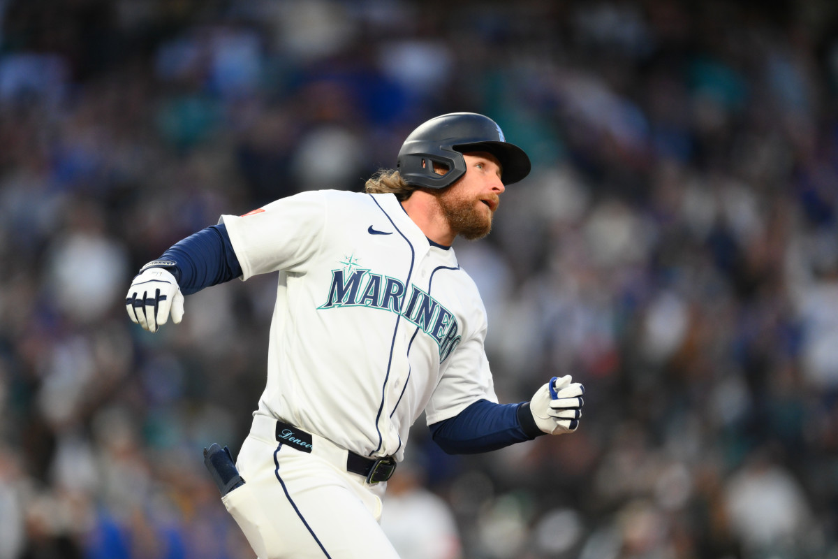 Mariners' Dan Wilson shares Brendan Donovan injury update after leaving ...