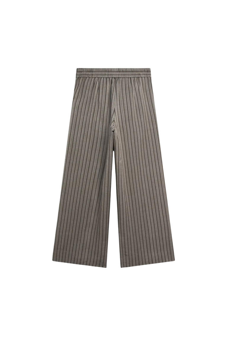 El pantalón ancho se lleva con estas blusas elegantes para ser la mejor ...