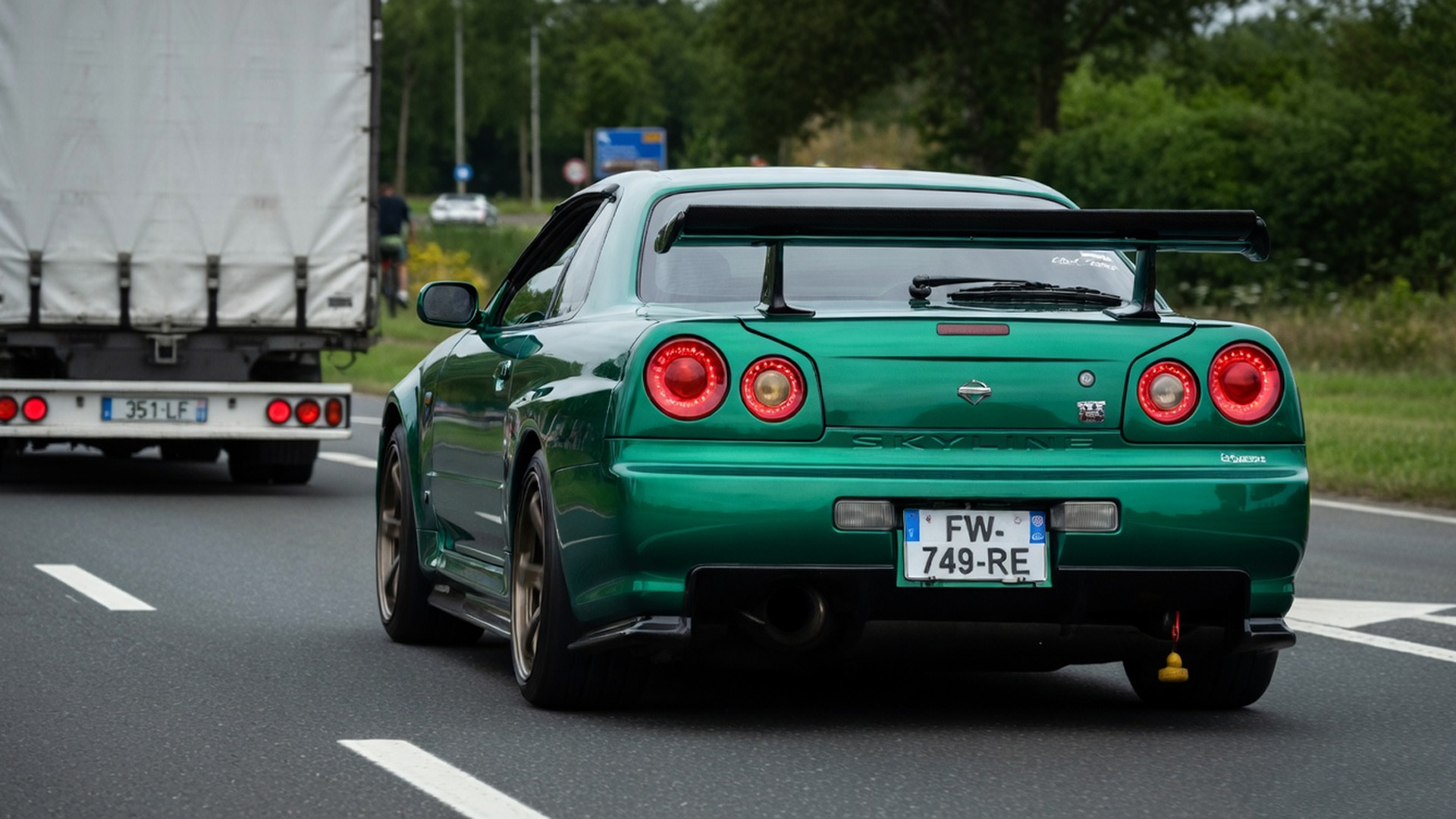 Nissan GTR R34 close call with truck on public road