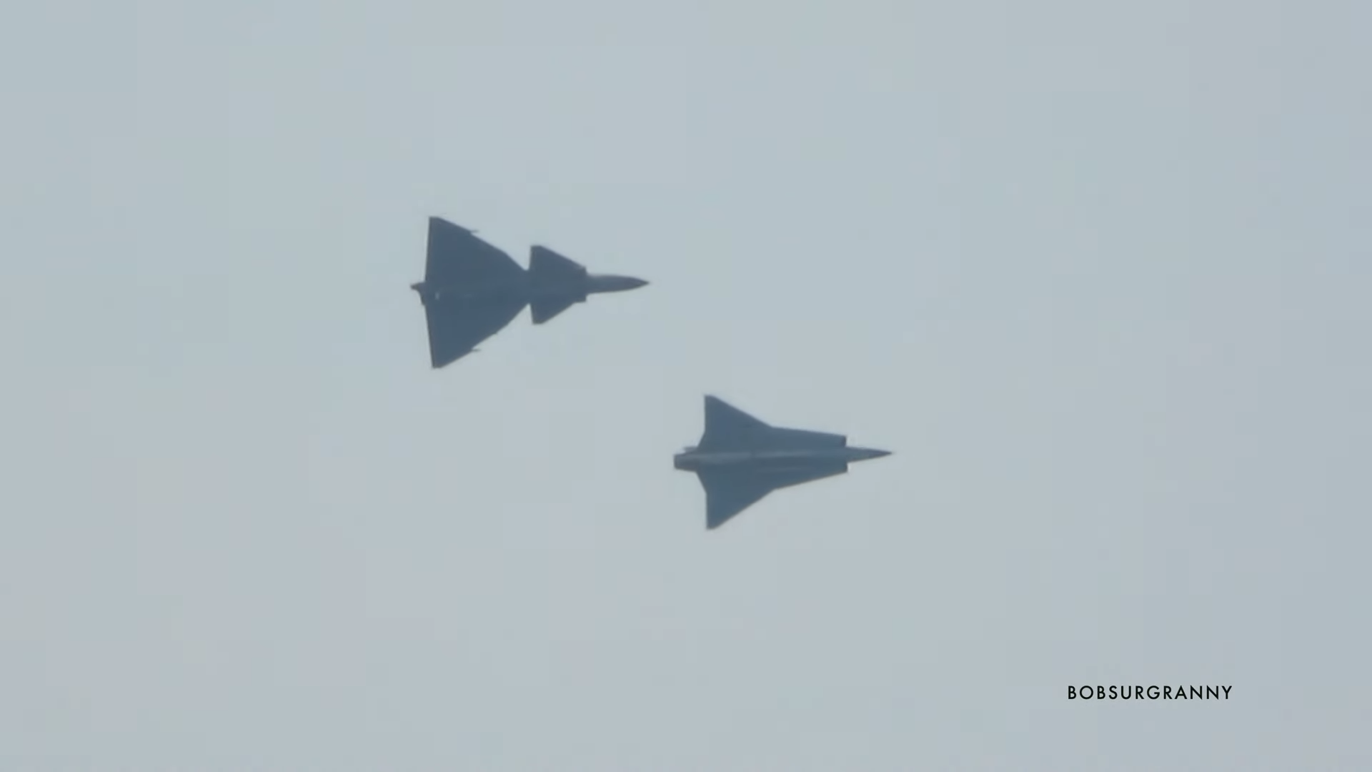 Watch Draken and Viggen thunder past - "You hear it twice"