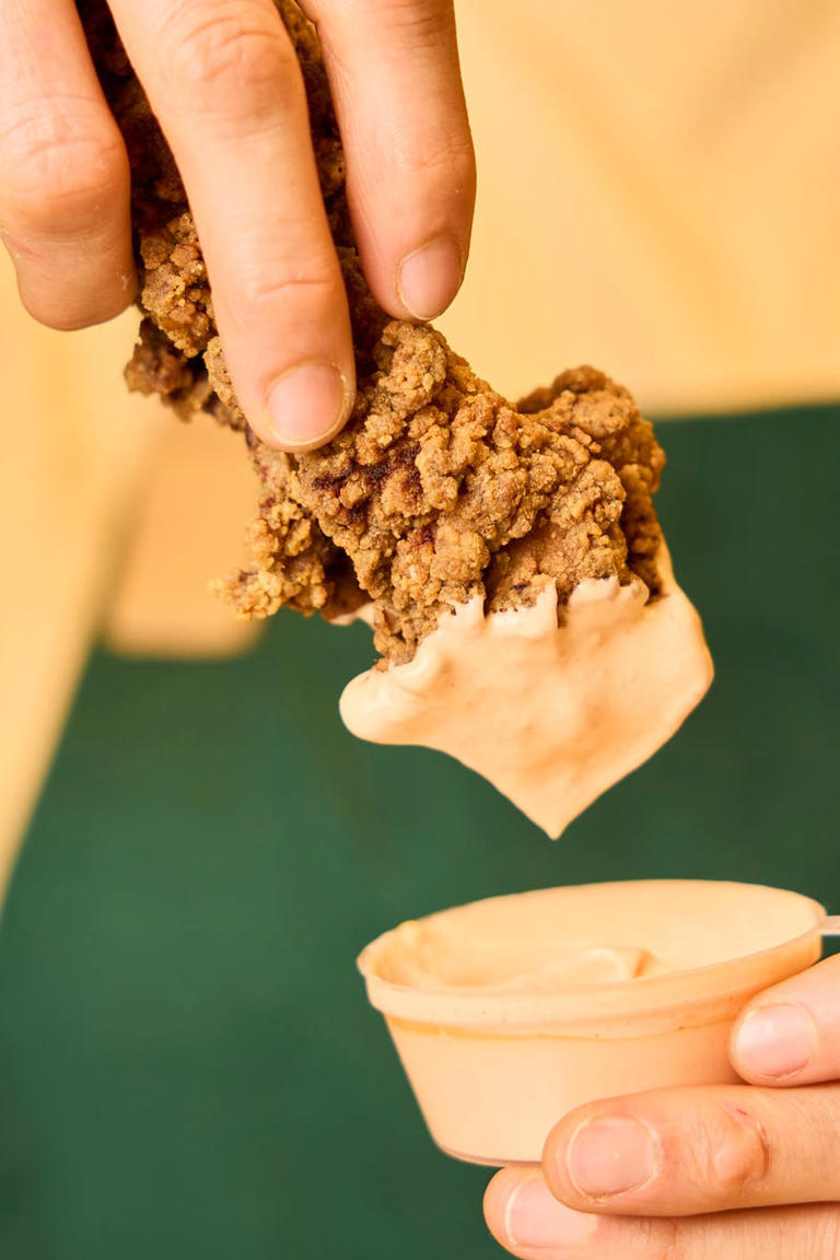 Así se prepara el pollo frito con sabor latino que conquista Madrid ...