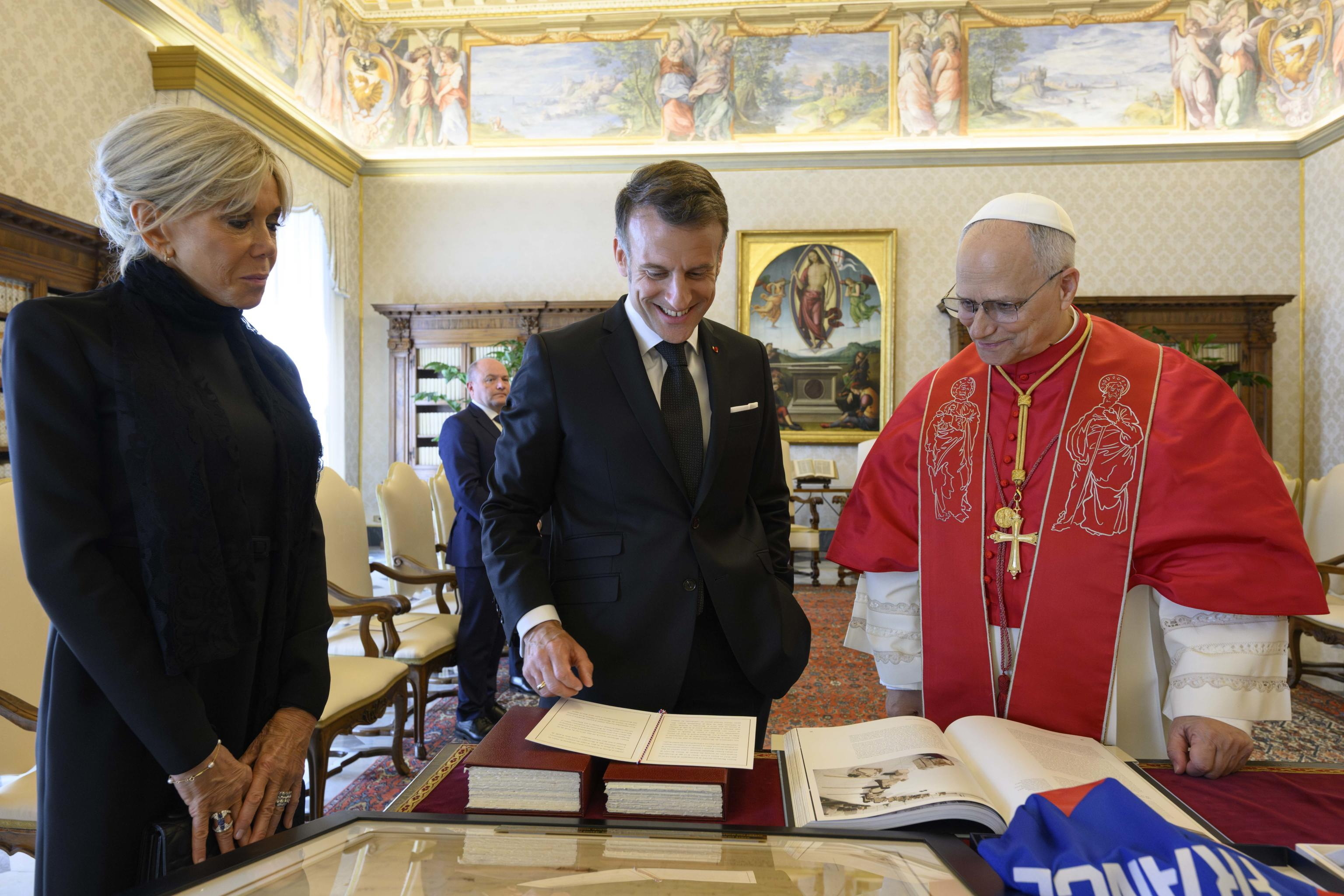 Macron meets Pope Leo XIV in the Vatican