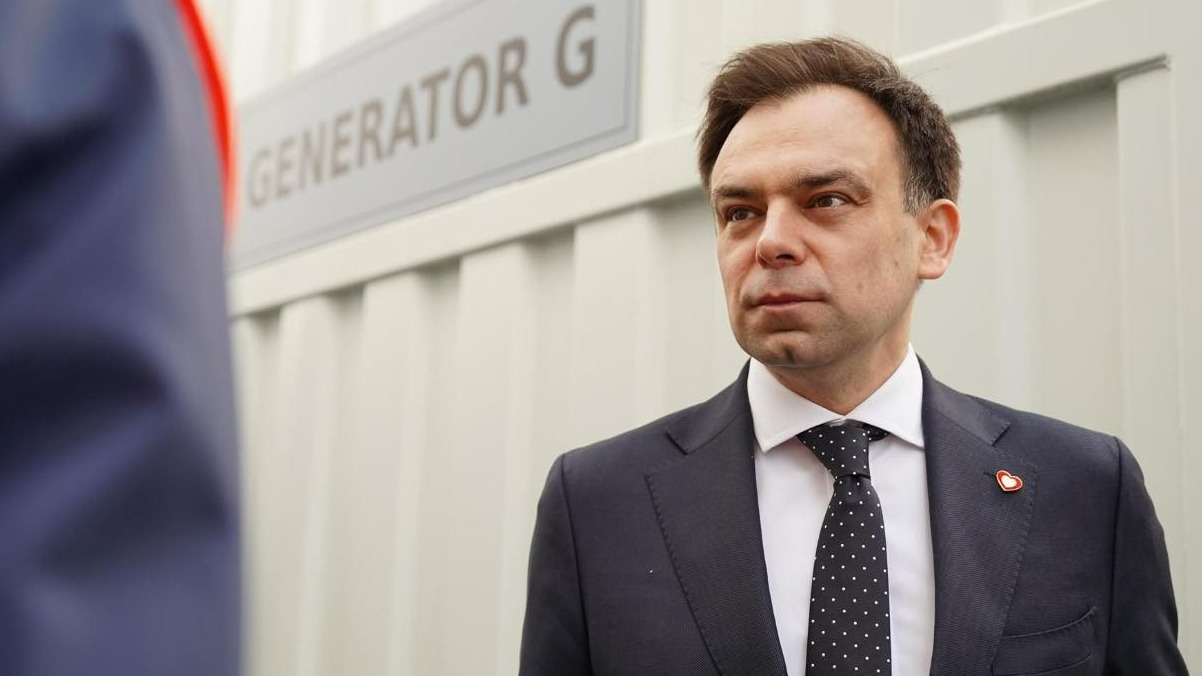 Obraca miliardami. Ile sam zarabia szef finansów Andrzej Domański?