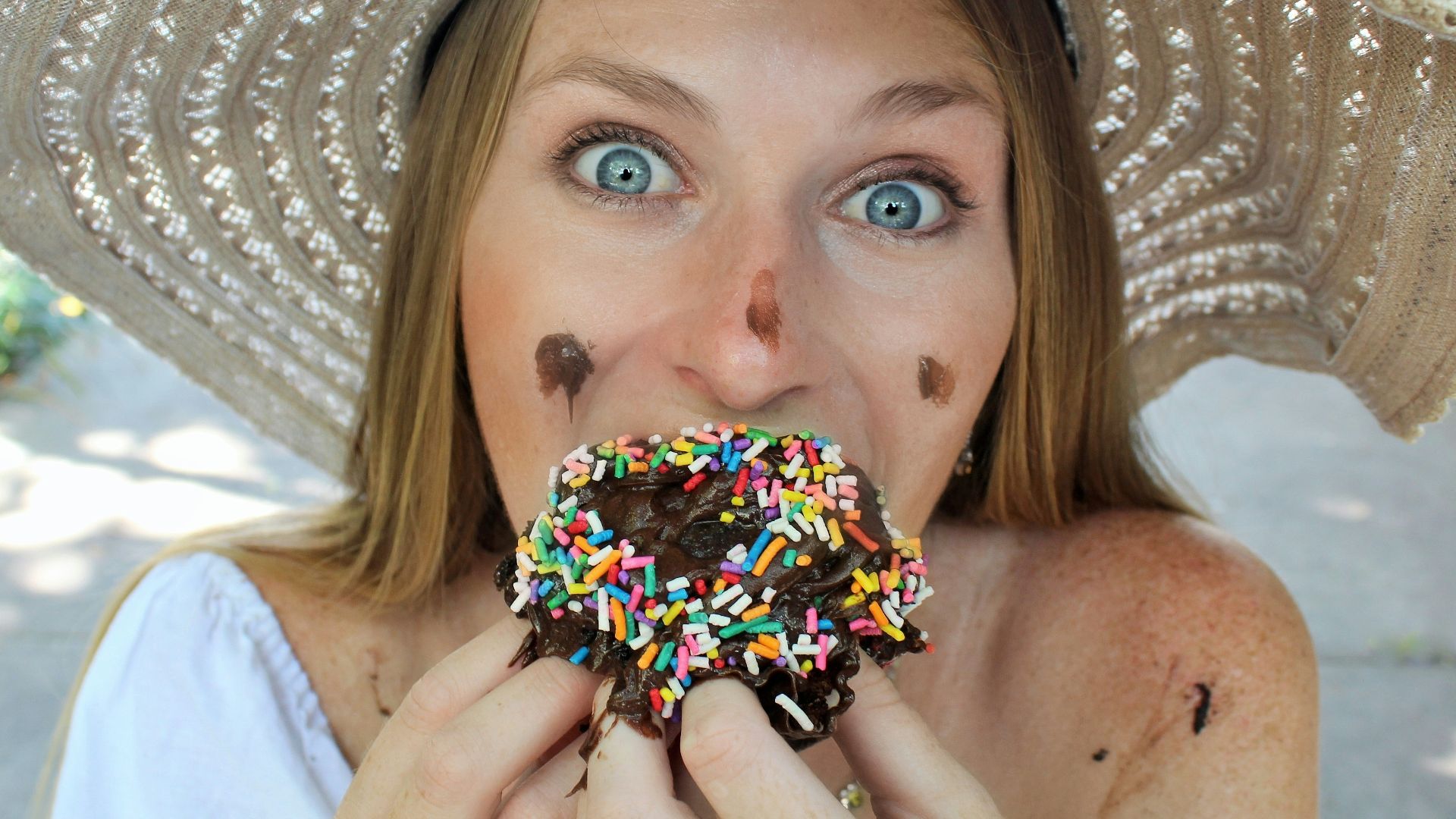 10 foods that are hard for women to eat & 10 that keep the makeup ...