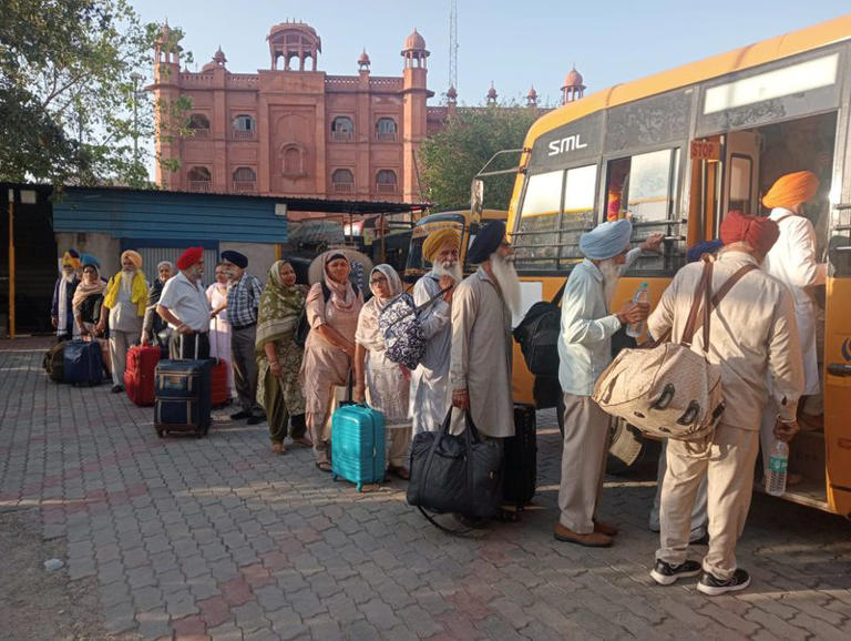 Sikh jatha crosses over to Pakistan to mark birth anniversary of Khalsa ...