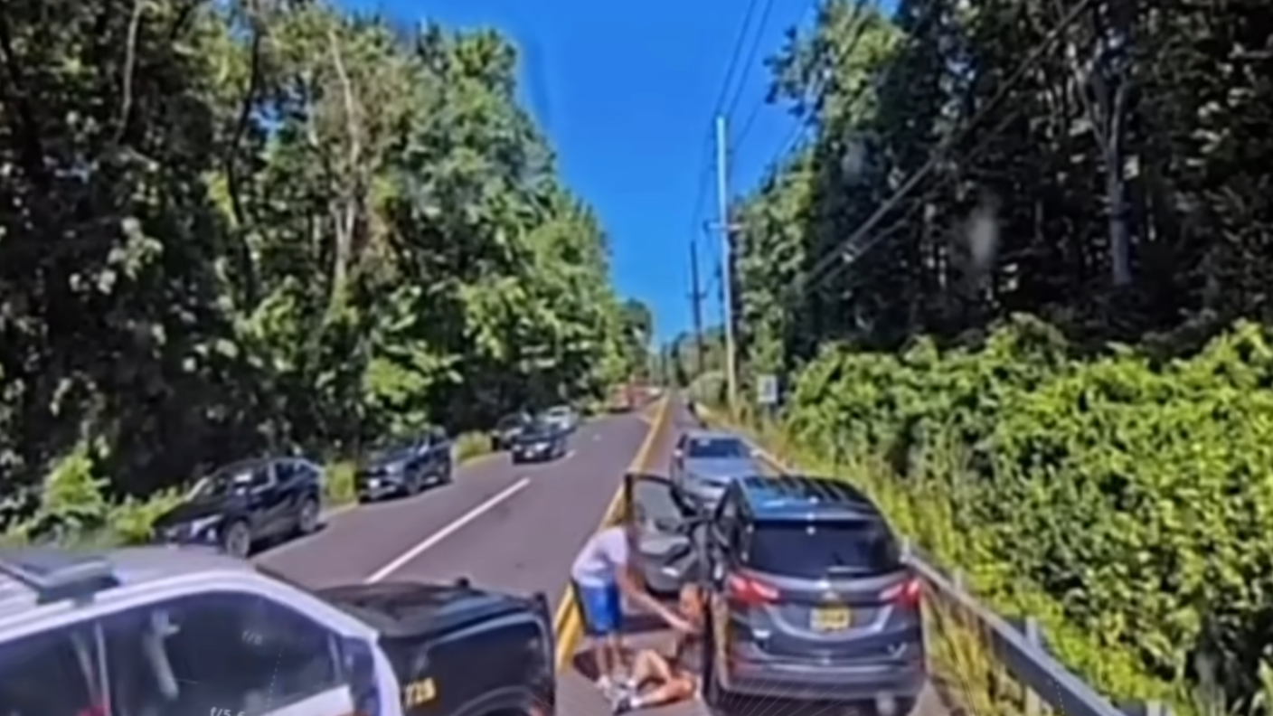 Driver fakes fainting, causes street blockage