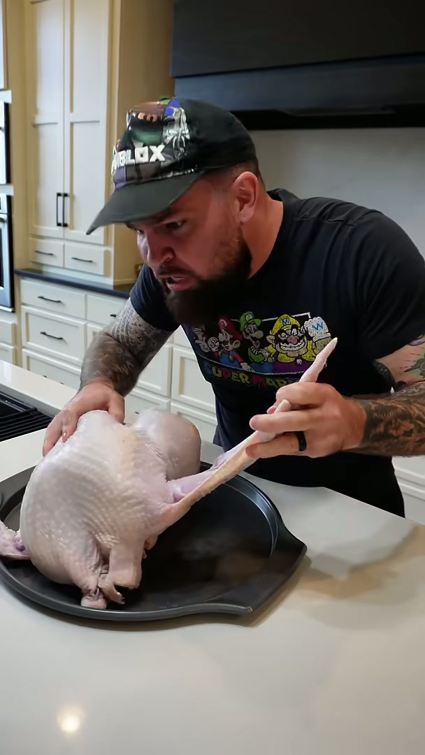 Hilarious Thanksgiving turkey disaster!