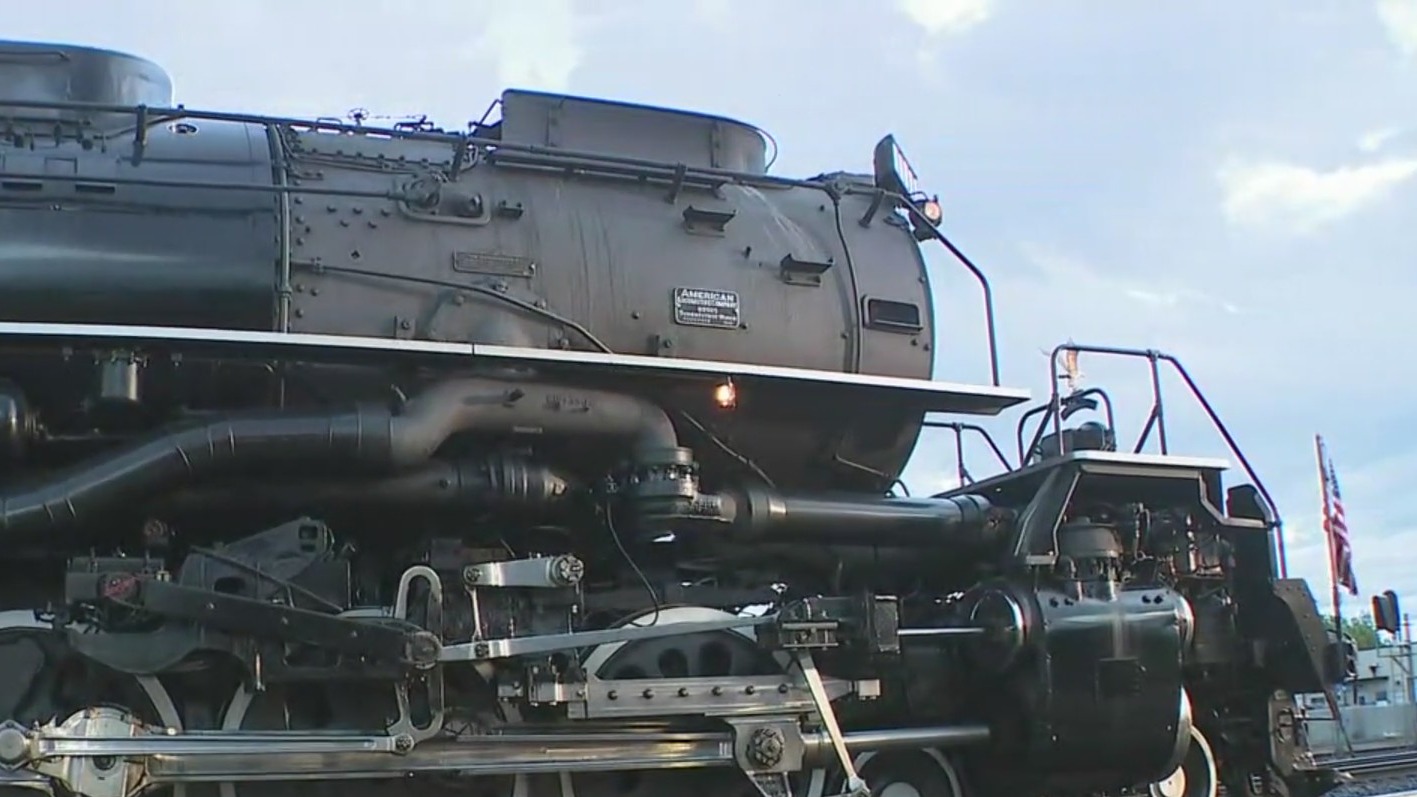 World's largest steam locomotive comes to Roseville