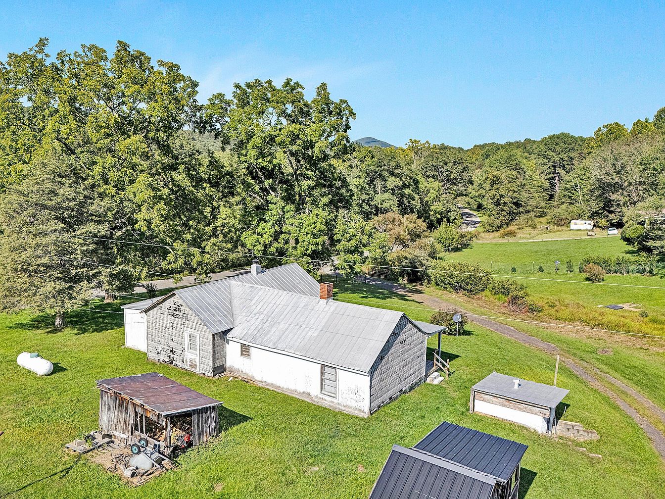 Nature’s splendid 1964 farmhouse in New Castle, Virginia with 86 acres ...