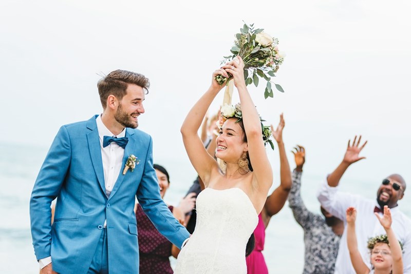 Boss brags about employee sending a Slack message during their wedding ...
