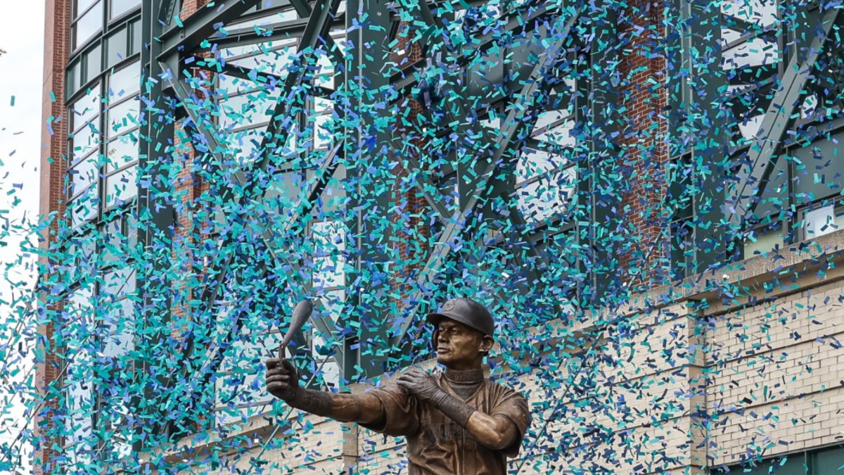 MLB: Mariners unveil Ichiro statue, did Ken Griffey Jr. sneak in a joke?