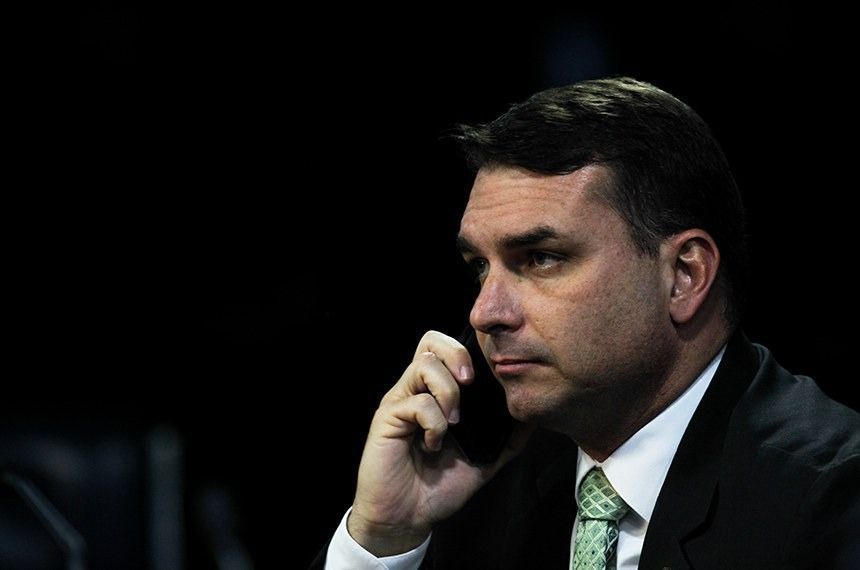 Banqueiro relata que Flávio Bolsonaro negou relação com Vorcaro
