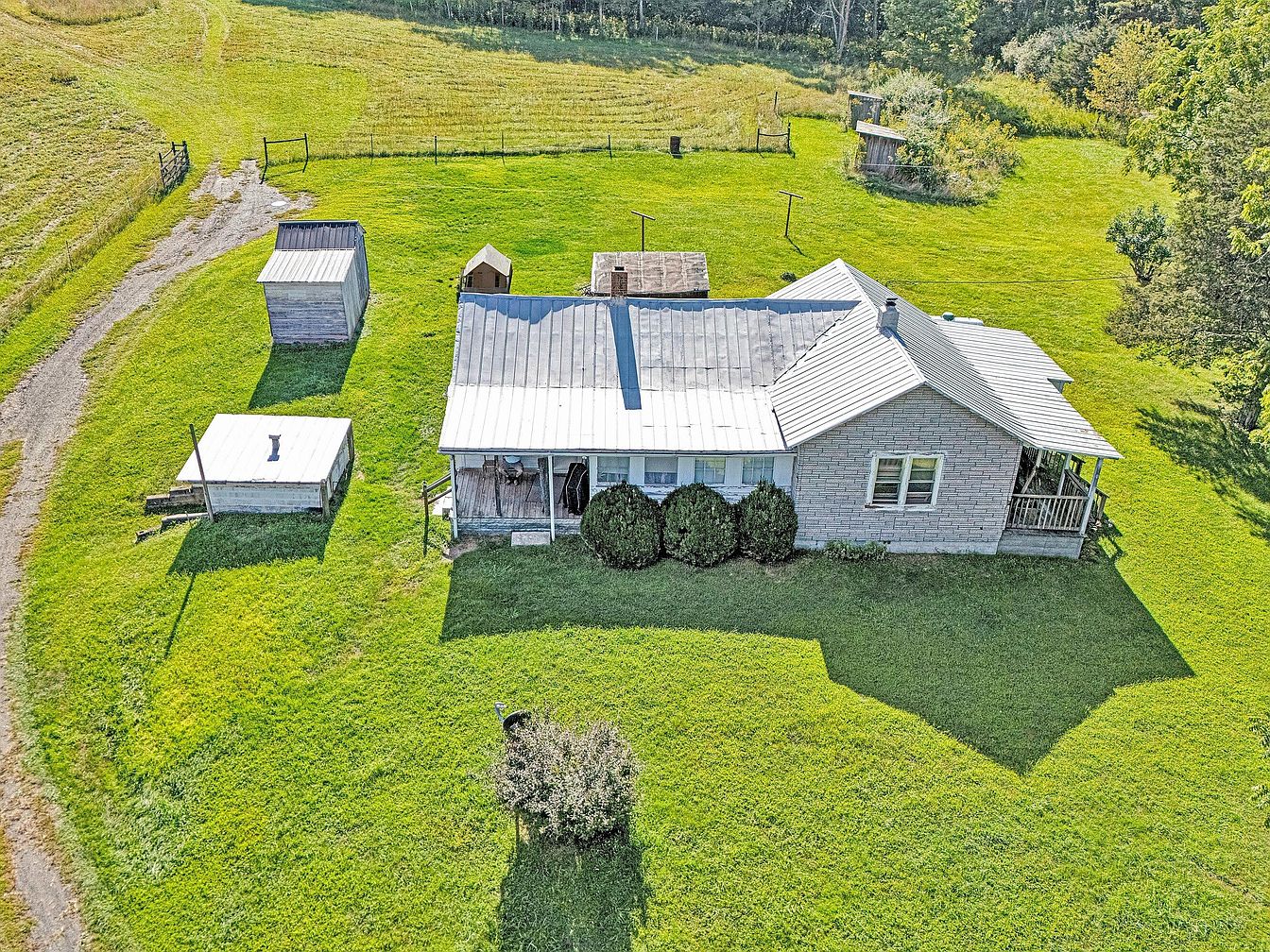 Nature’s splendid 1964 farmhouse in New Castle, Virginia with 86 acres ...