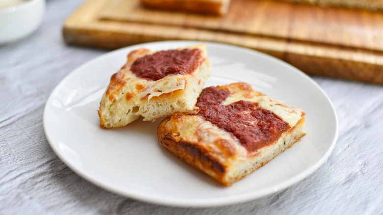 Detroit-style deep dish pizza recipe