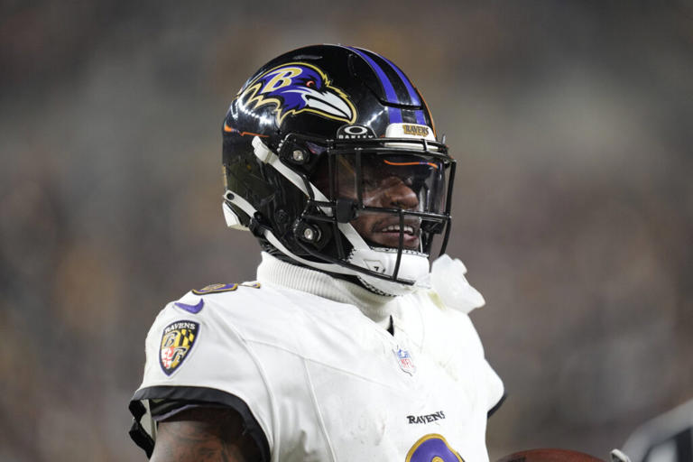 Ravens QB Lamar Jackson honored during emotional homecoming