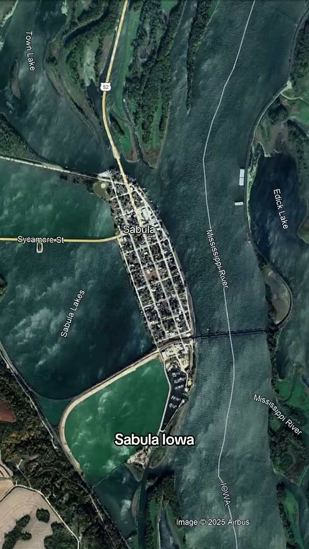 Why Iowa's strange "island city" exists #geography