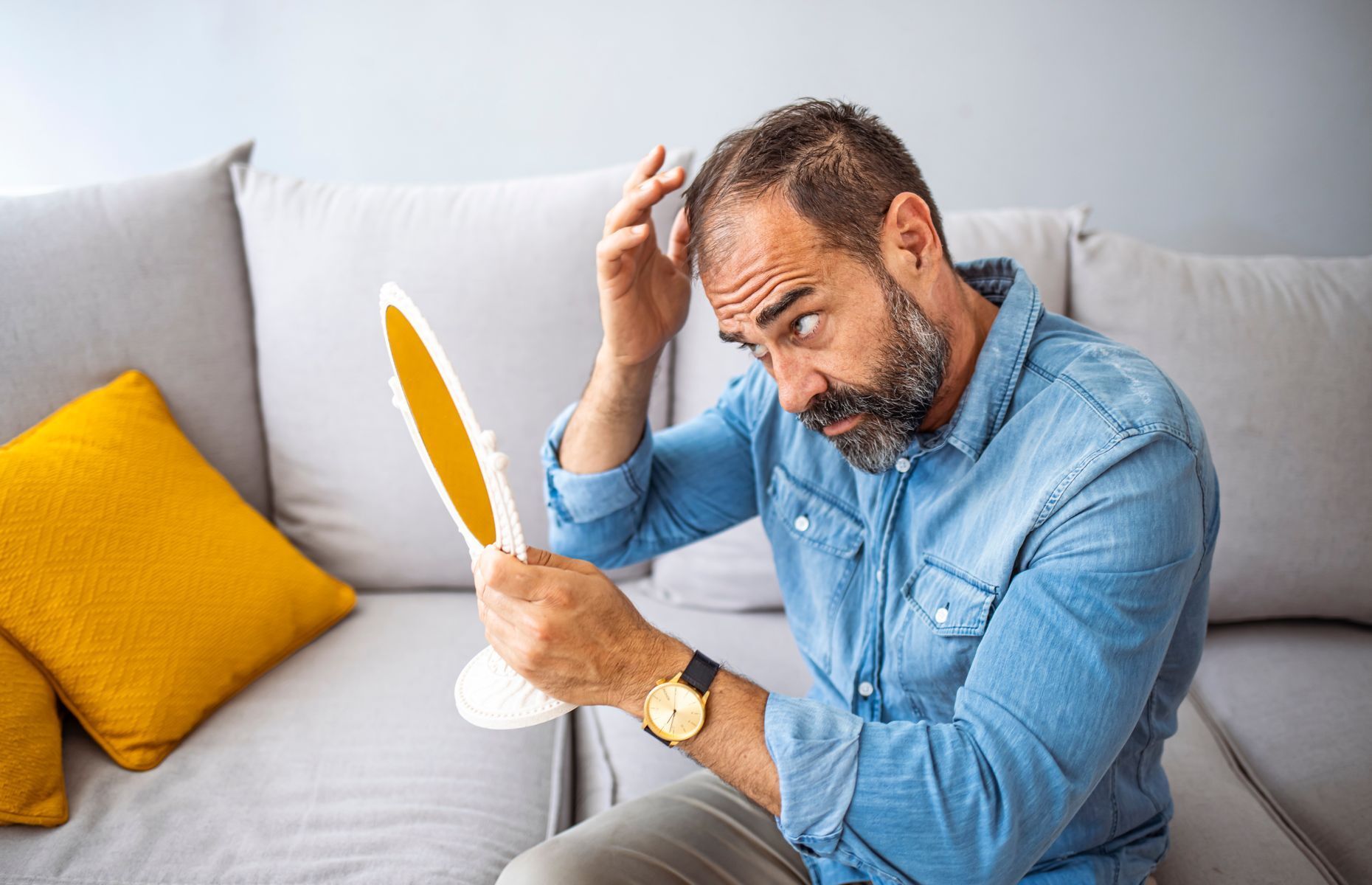 Alopécie : causes, symptômes et traitements