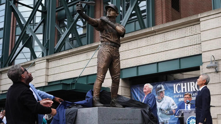 Ichiro Suzuki's statue unveiling features unexpected mishap with broken bat