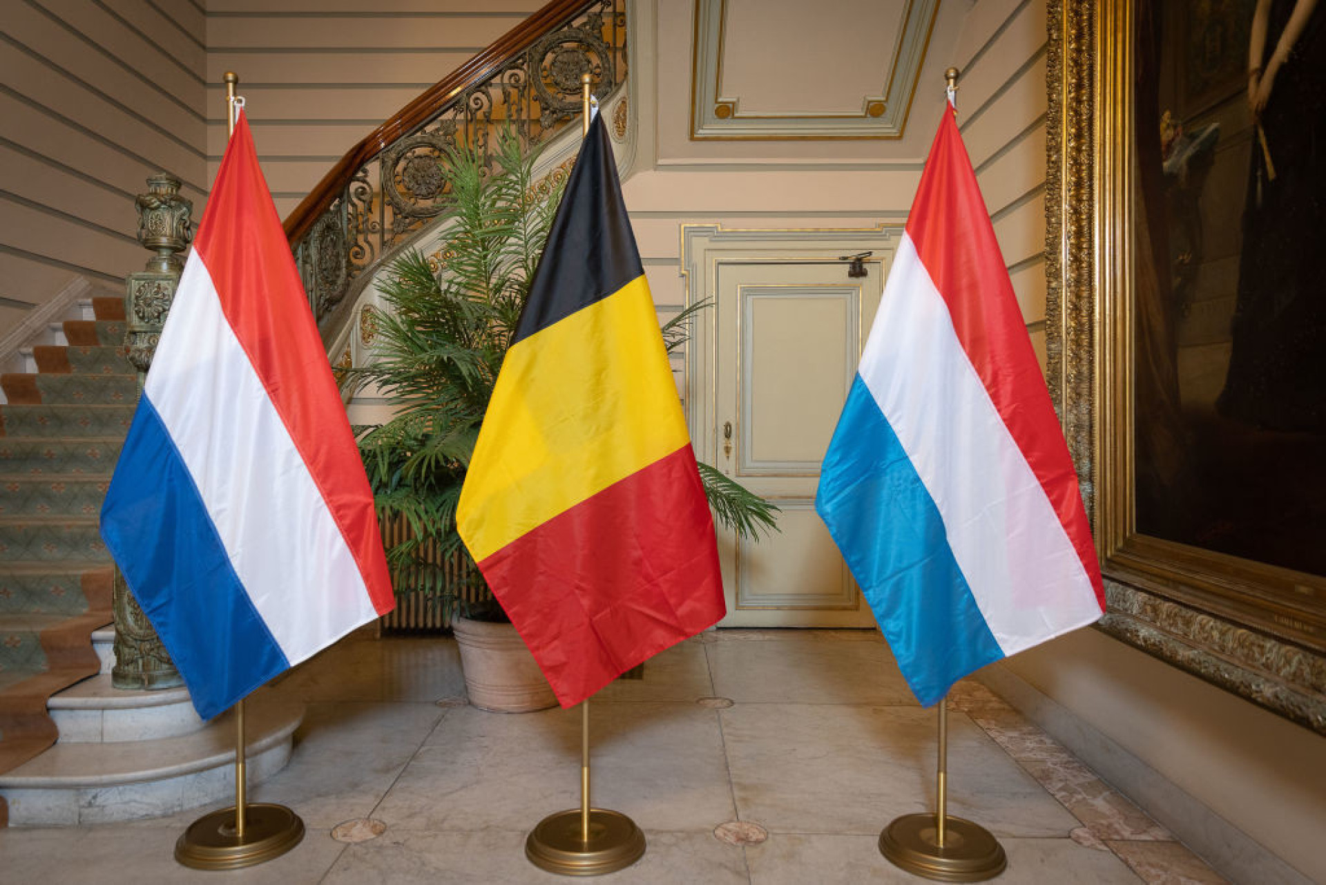 Countries with flags that look alike