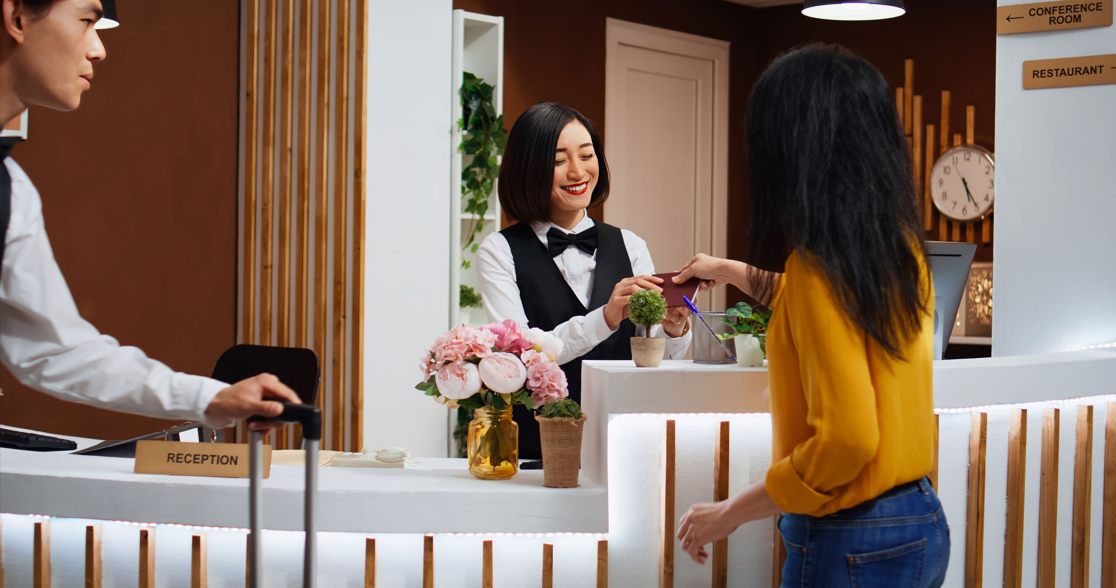 13 hotel perks most guests miss / but smart travelers request
