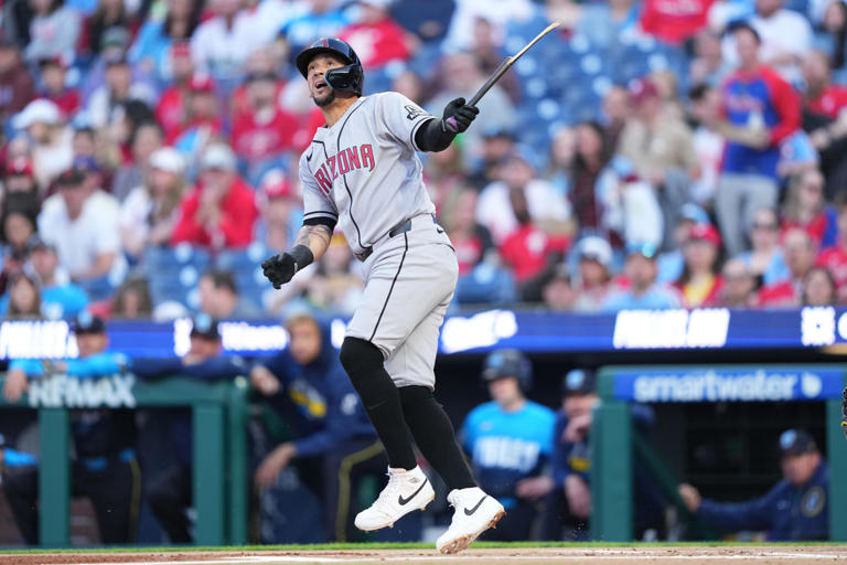 Diamondbacks blitz Phillies with 5-run 5th, relievers close the deal