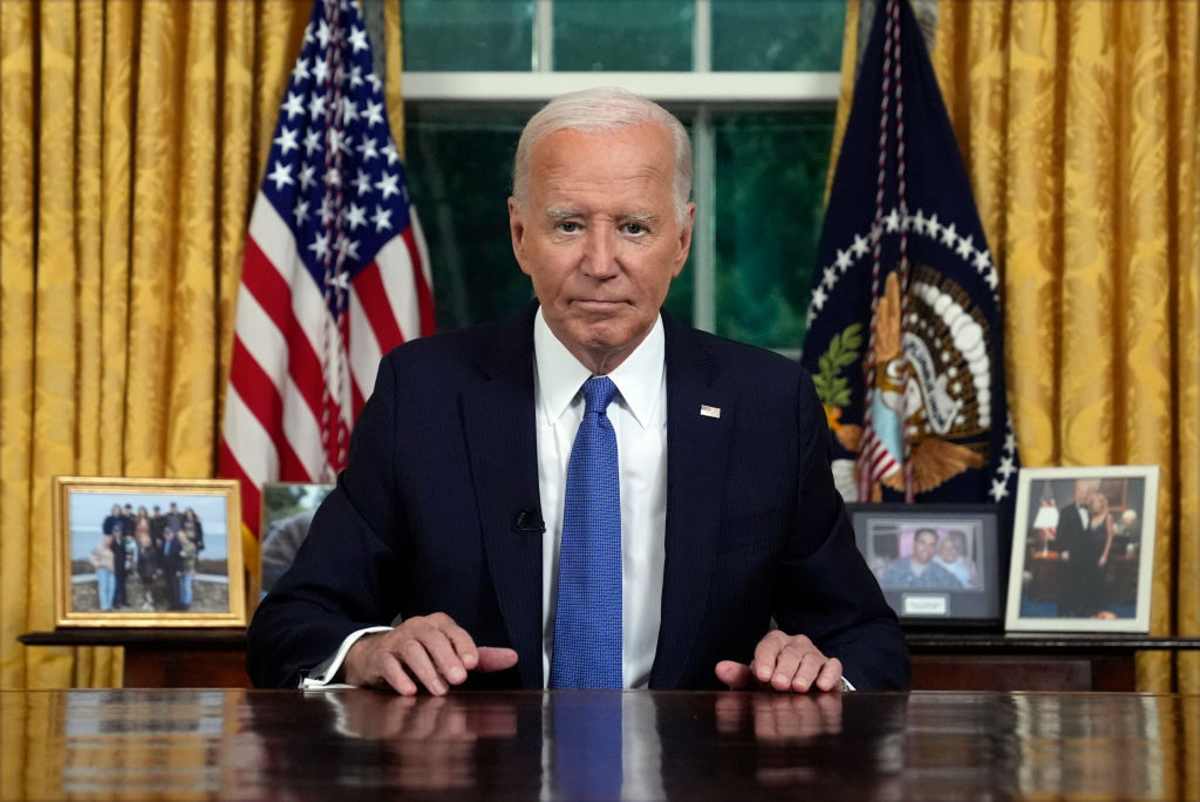 Trump plans to pardon 'everyone who has come within 200 ft' of Oval ...