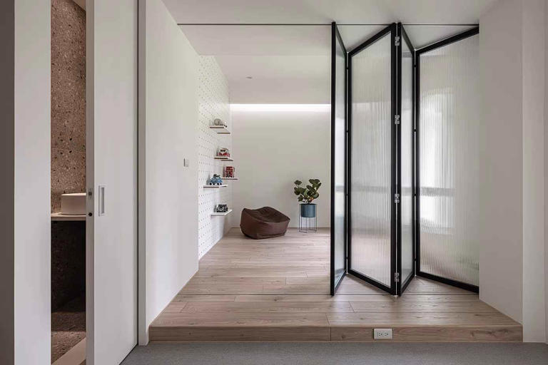 7 model pintu lipat besi terbaru bikin rumah makin stylish