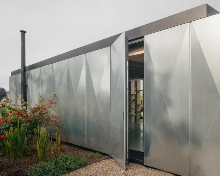 7 model pintu lipat besi terbaru bikin rumah makin stylish