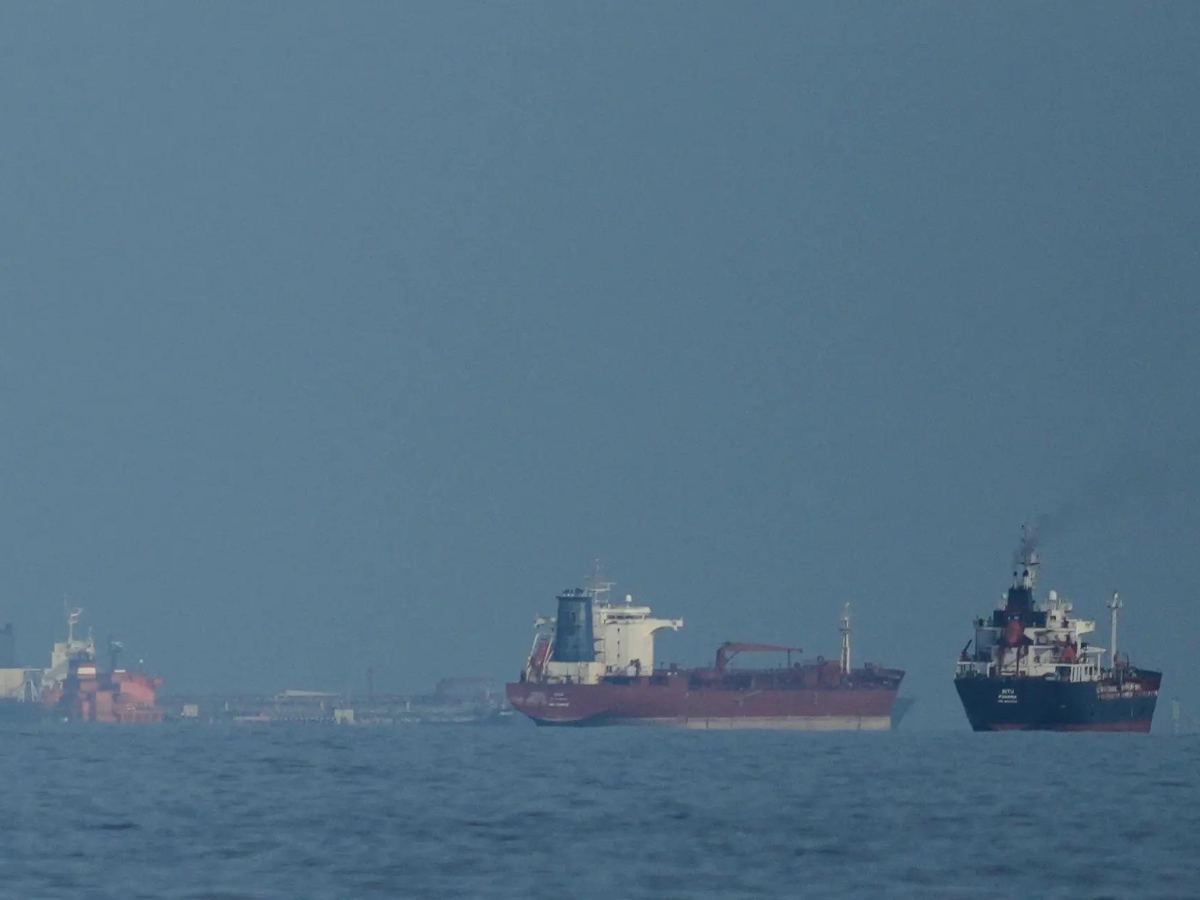 Hormuz sees fresh activity: Three oil supertankers appear to make move ...