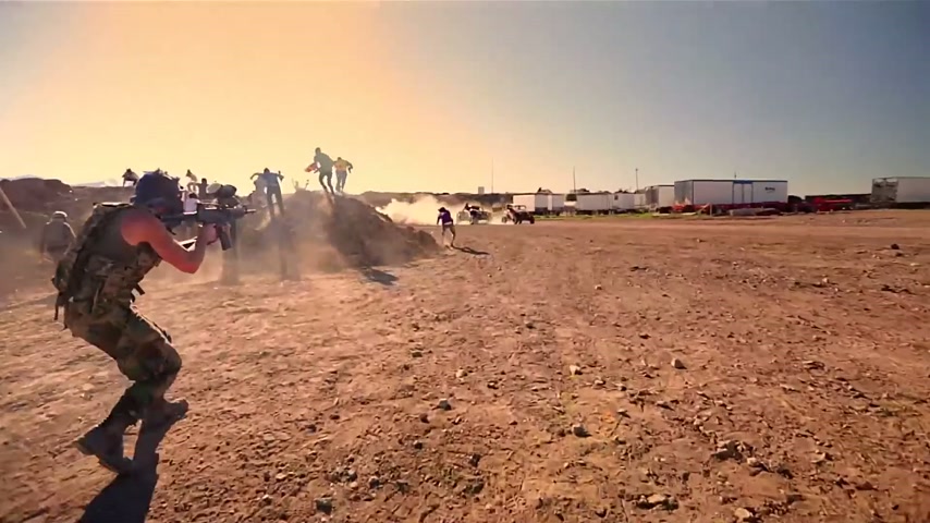 Cena de paintball no estilo de guerra mostra ação em equipe