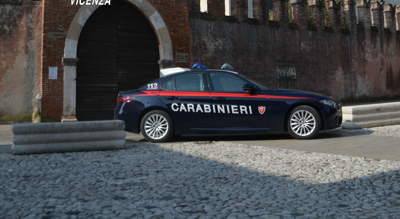 Aggrediscono i passeggeri nelle auto in sosta per rapinarli, una ...
