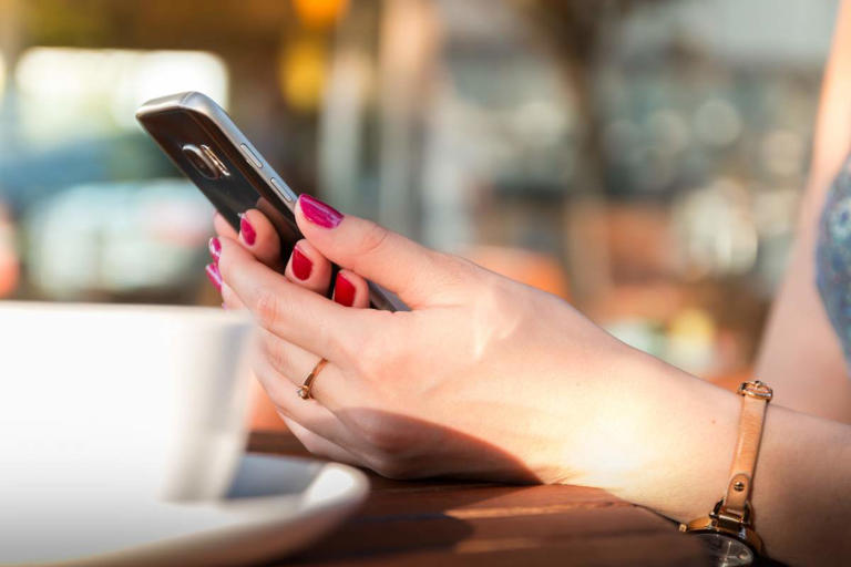 Costano meno di 200 euro e sono ricercatissimi: i 2 smartphone perfetti ...