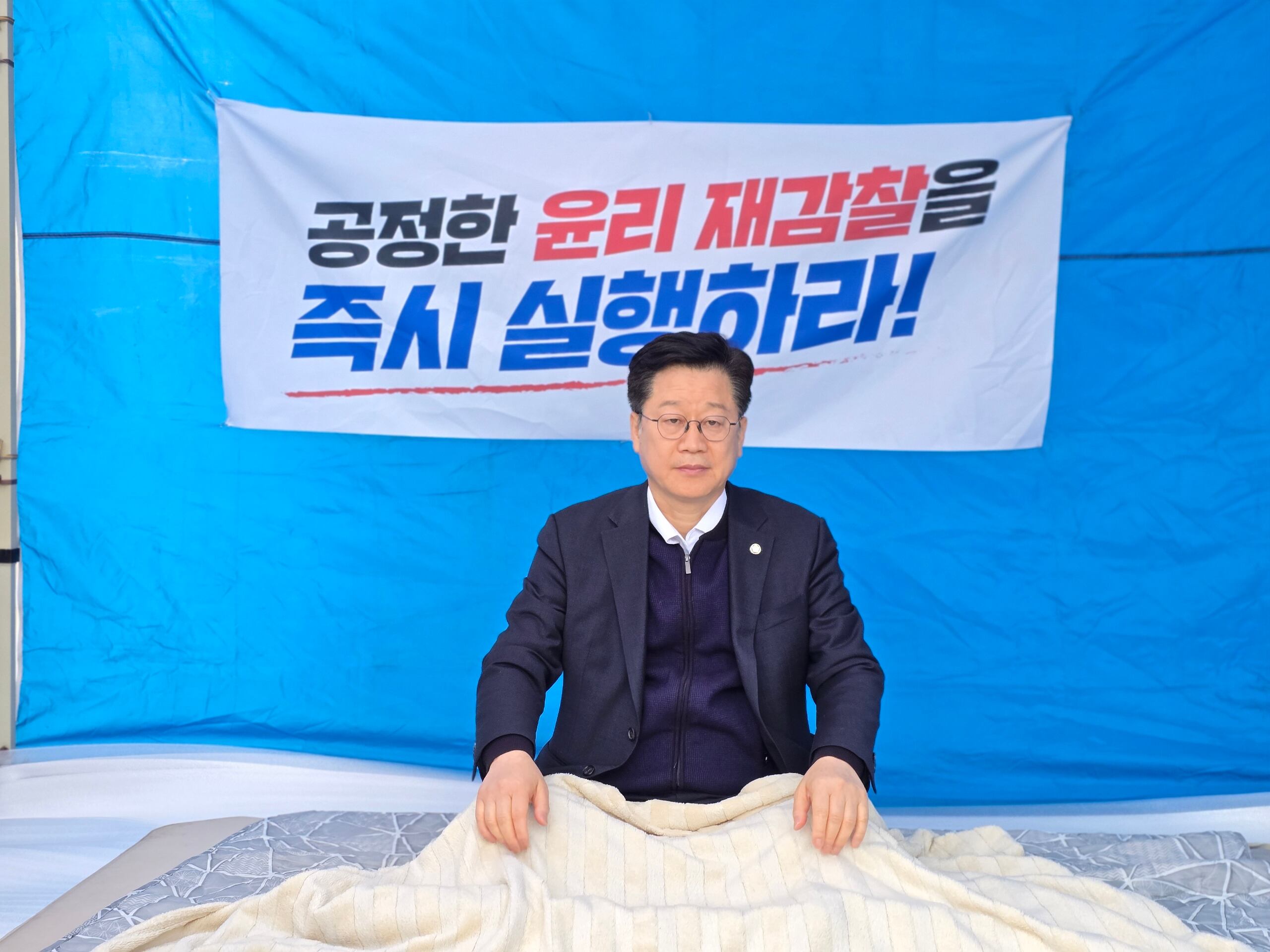 Democratic Party's Ahn Ho-young hunger strikes over Lee's meal expenses