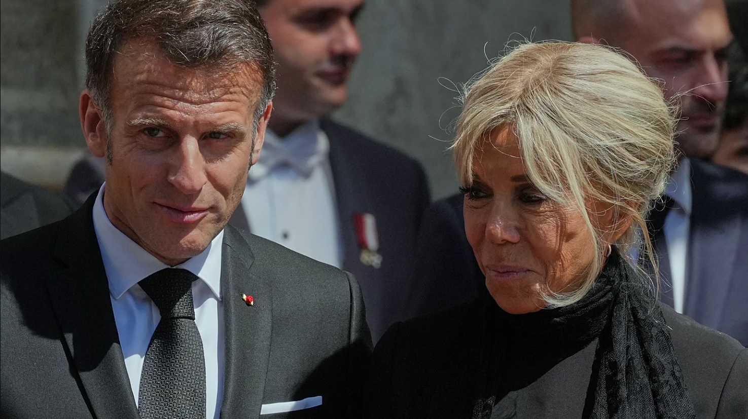 Brigitte et Emmanuel Macron : cette photo à La Rotonde arrive à un ...