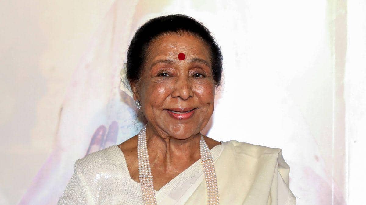 Asha Bhosle suffers cardiac arrest, admitted to Mumbai's Breach Candy ...