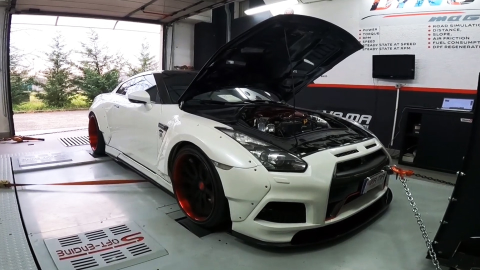 Nissan GT-R 1073WHP twin turbo sound at 8,000 RPM dyno