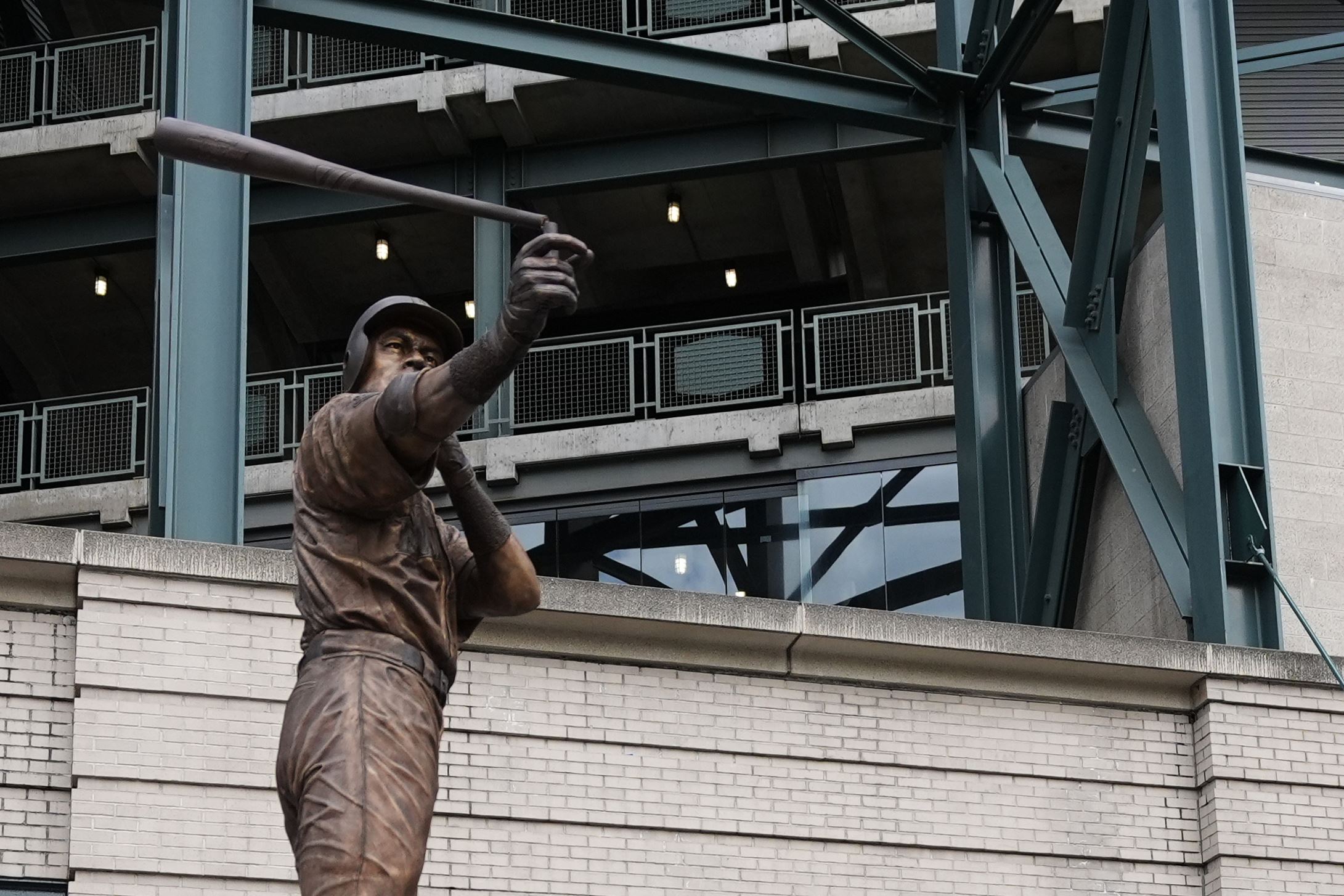 Ichiro Suzuki statue unveiled with broken bat