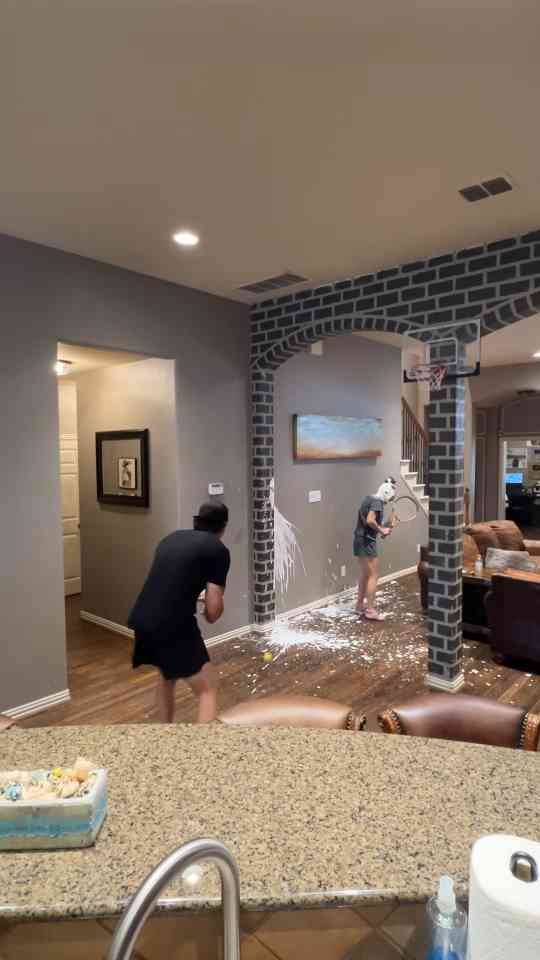 Unexpected balloon prank on wifey went perfectly