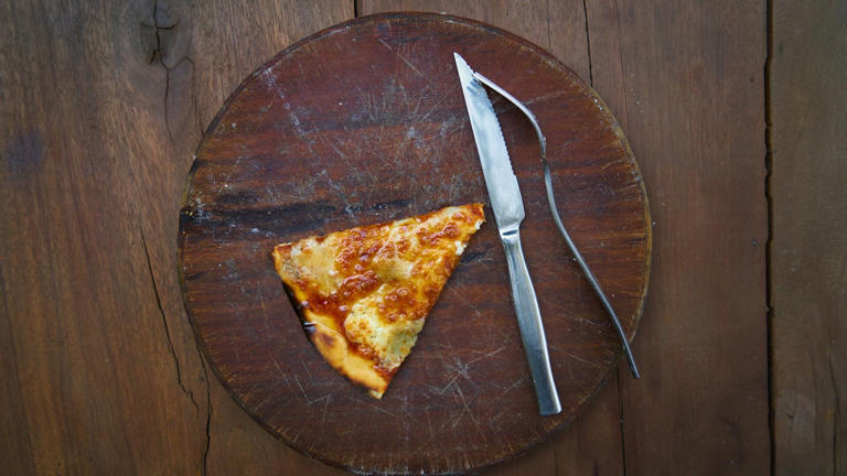 Qué revela de su personalidad comer pizza con cuchillo y tenedor, según ...