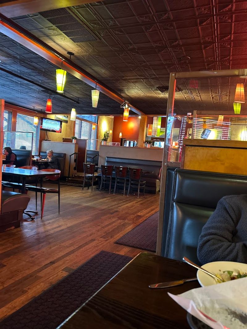 This family-friendly Oregon steakhouse pairs burgers with an 18-hole ...
