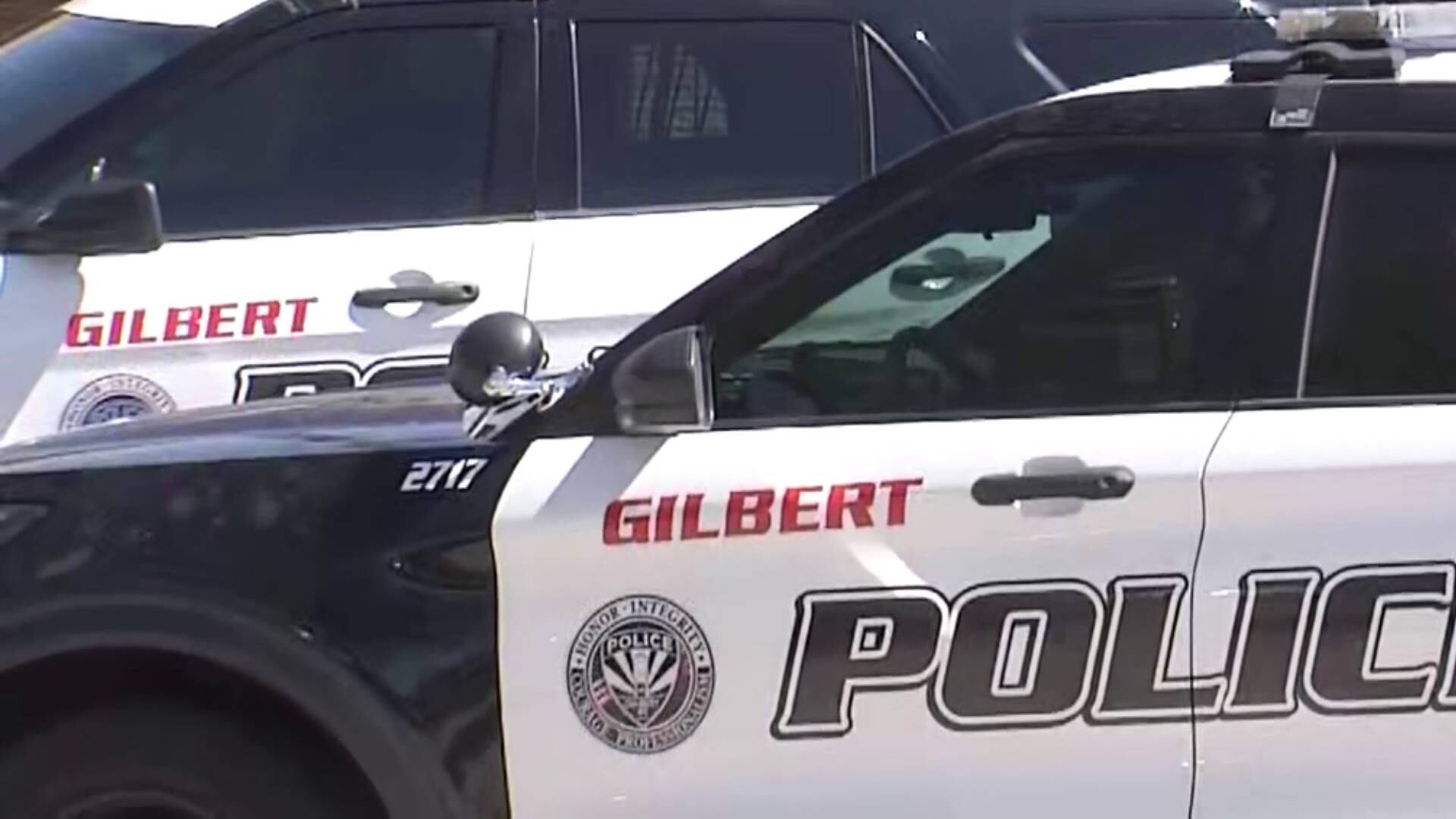 Bicyclist dies after going through red light in Gilbert, police say