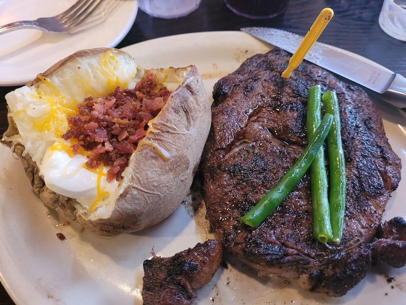 This family-friendly Oregon steakhouse pairs burgers with an 18-hole ...