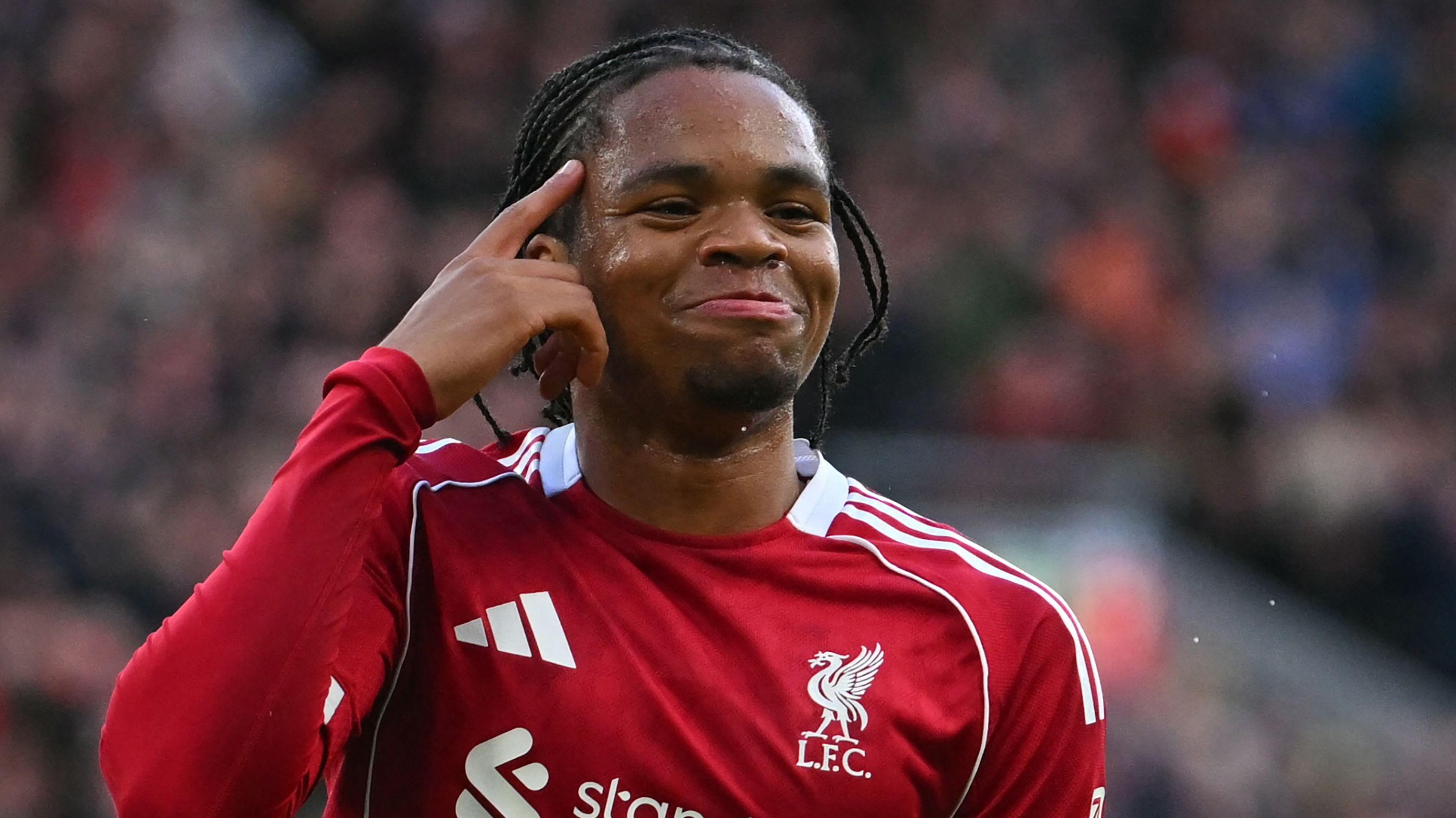 Robertson elogia al «increíble» Ngumoha tras la victoria del Liverpool
