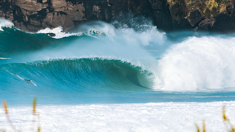 32-foot cyclone swell pummels New Zealand as thousands flee (video)