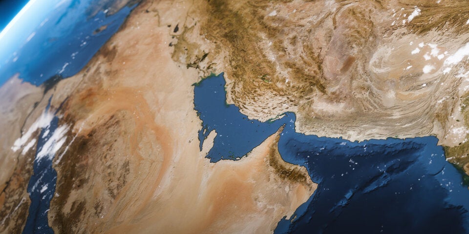 Emirate griffen im April iranische Insel an