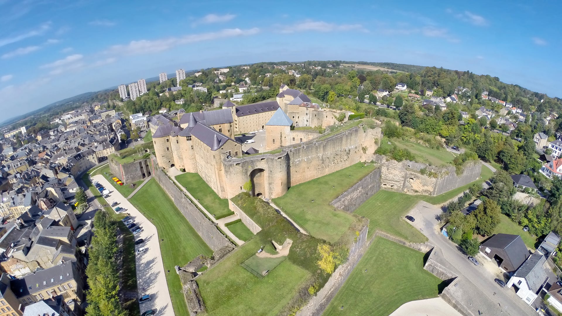 Dans les Ardennes, ce château fort à l’architecture médiévale ...