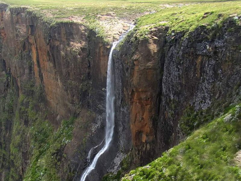 15 enormous waterfalls around the world worth visiting